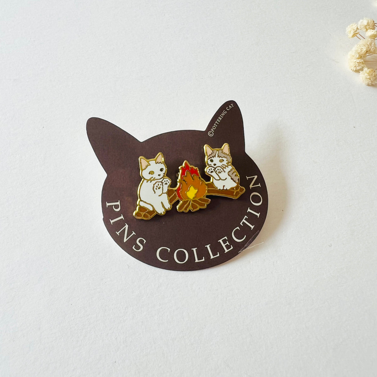 Pottering Cat Enamel Pin - Fireplace – niconeco zakkaya