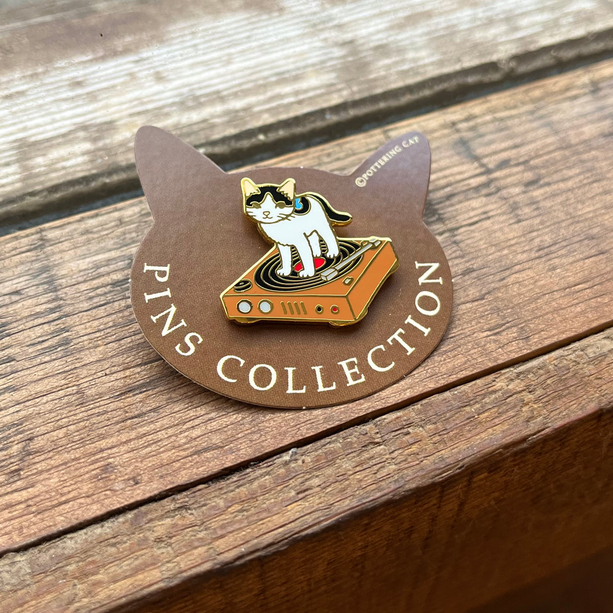 Pottering Cat Enamel Pin - Record Player – niconeco zakkaya